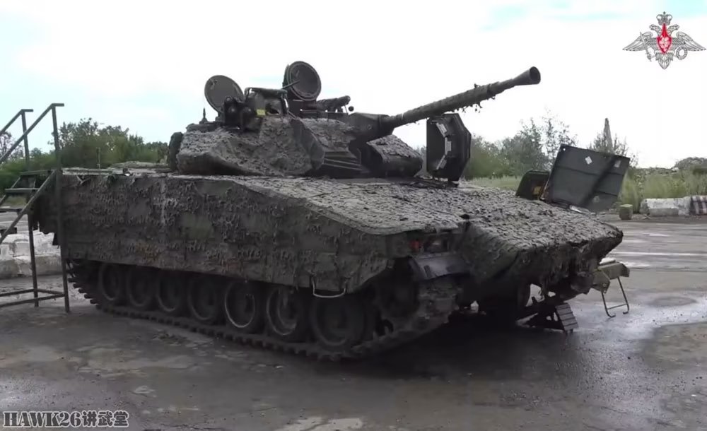 俄罗斯展示缴获的瑞典CV9040步兵战车 绍伊古亲临现场 查看炮弹 - 哔哩哔哩
