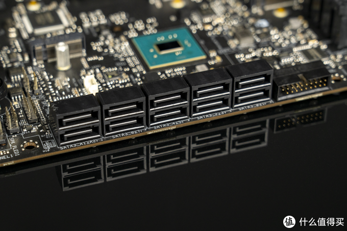 只多了四条 PCIe 通道？不，还有不要电的 RGB。华擎 X299 Taichi CLX 评测 - 哔哩哔哩