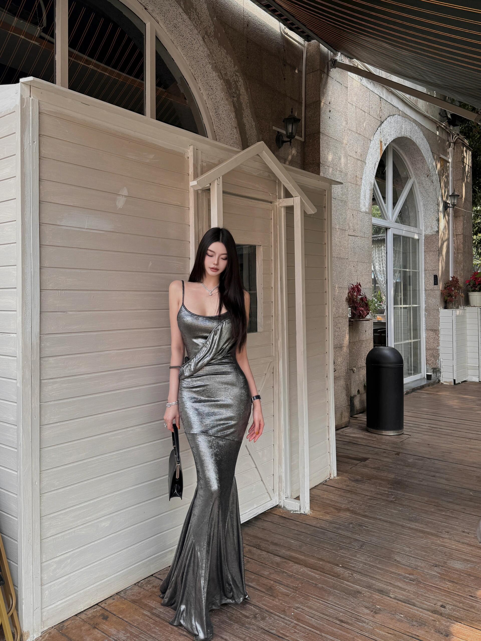 APEACH STUDIO 银灰色假两件吊带连衣裙2024新款高级感性感鱼尾裙 - 哔哩哔哩