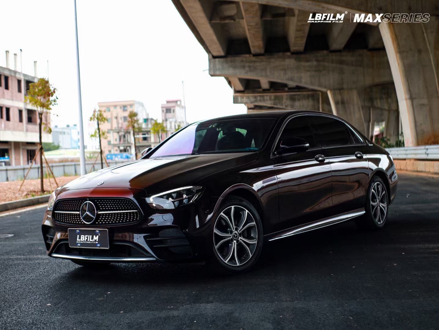 奔驰E300L-LB改色膜黑魅红，充满了魅惑气息！ - 哔哩哔哩