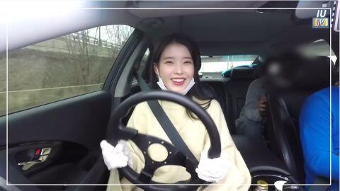 IU买了车、还拿到驾照！首次试乘还载著爸爸，结果竟然是...连宋慧乔、朴帅眉都被骗啦 - 哔哩哔哩
