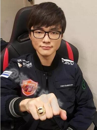 LOL：S1-S8总冠军戒指一览，S1最塑料，S6最炫，看到S8我不淡定了 - 哔哩哔哩