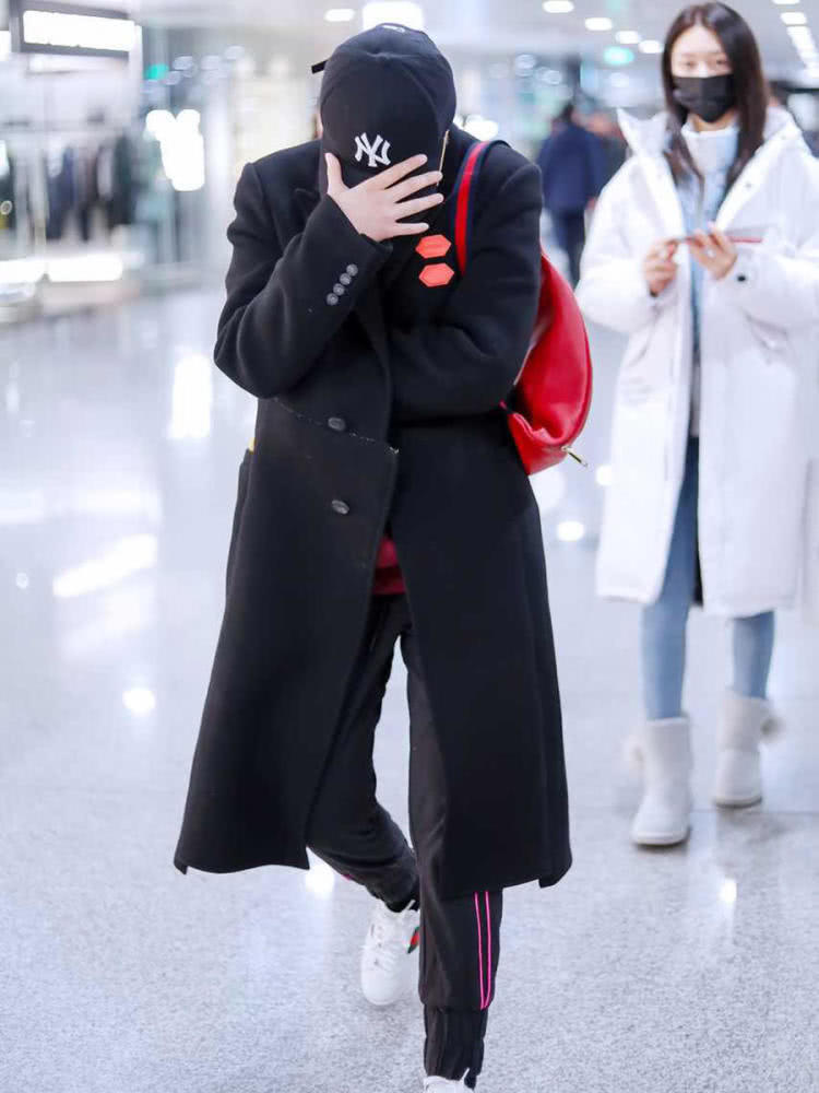 火箭少女101sunnee不惧寒冷，只穿一件大衣，却被杨超越“假包”抢镜！傅菁吴宣仪同行 - 哔哩哔哩