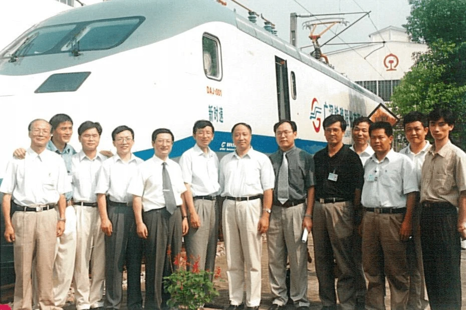 【科普】广深之箭-中国铁道部｜株洲电力机车厂｜长春客车厂｜蓝箭（DJJ1）号动车组 - 哔哩哔哩