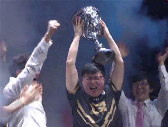 大满贯之路开启？Uzi决赛感言冠军属于大家，网友：快30的我哭了 - 哔哩哔哩