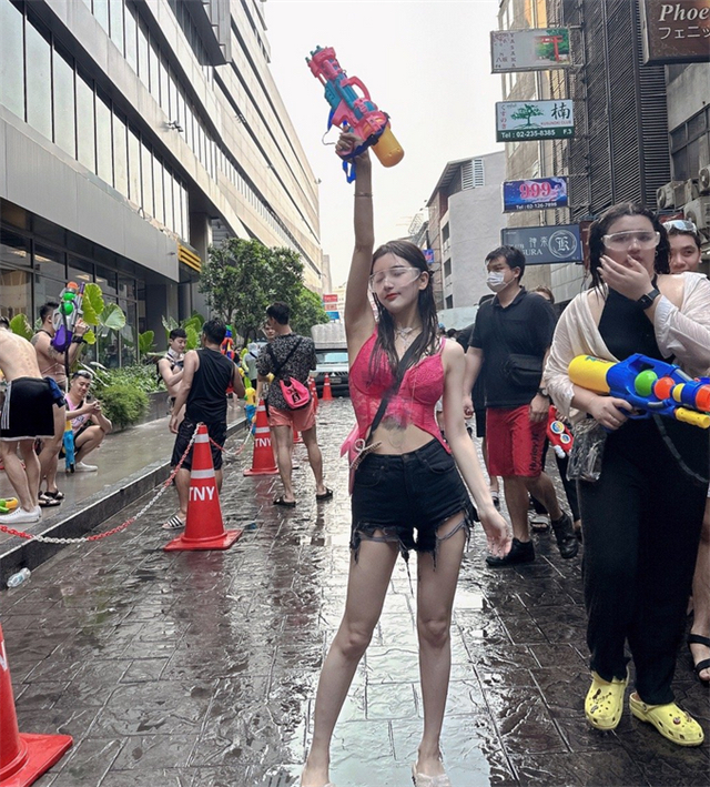 也太拿我们当外人了，rita晒泼水节照片，还特地抹去肚子上纹路？ - 哔哩哔哩