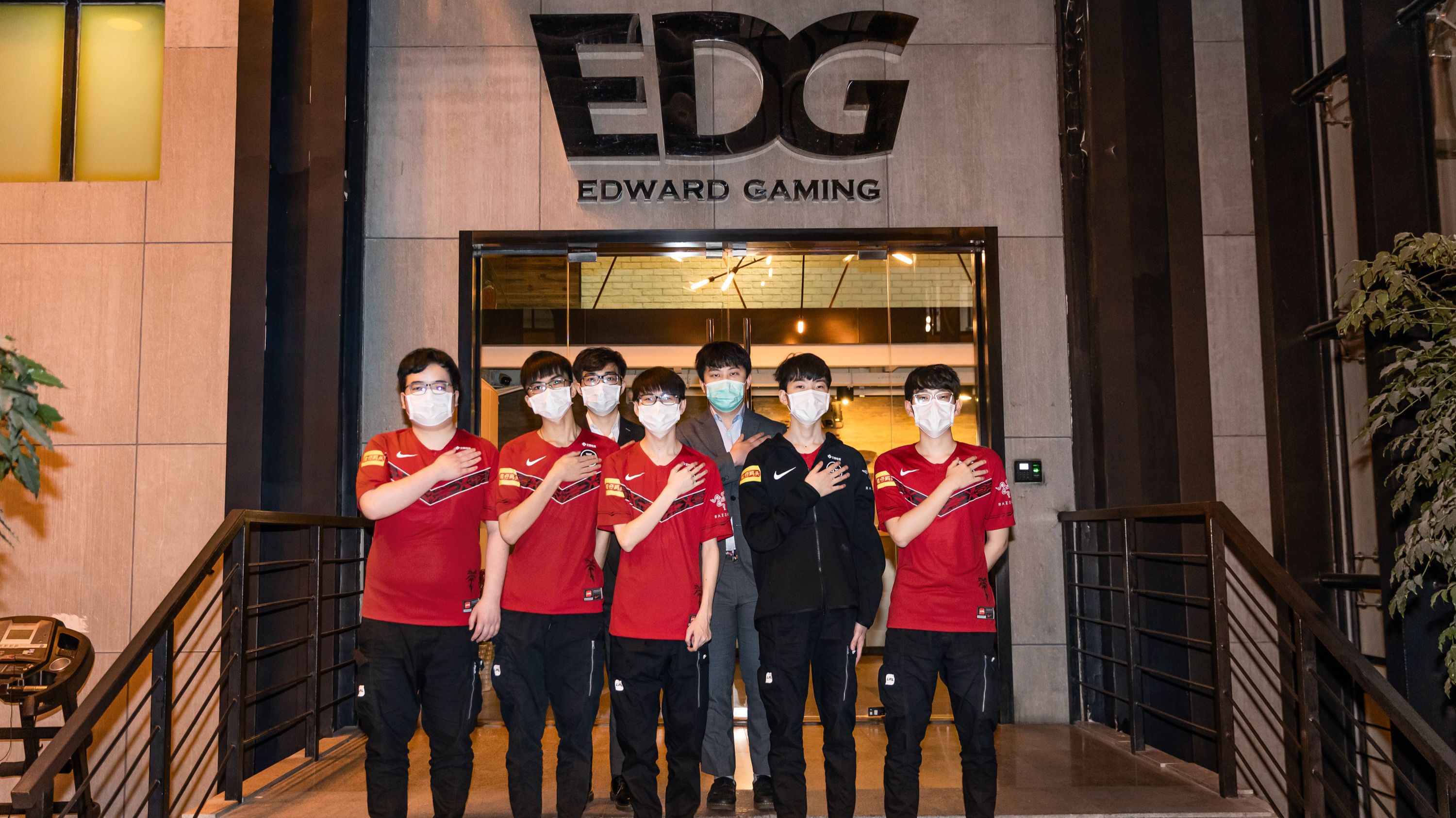 EDG赛后群访 Scout：上路那波逼了个闪，挺赚的！ - 哔哩哔哩