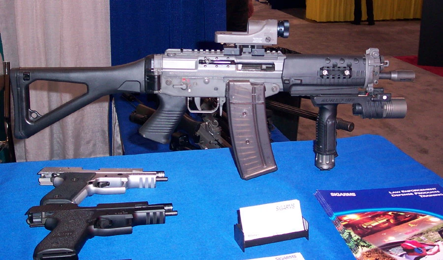 造就一代经典——瑞士SG552突击步枪简介 - 哔哩哔哩