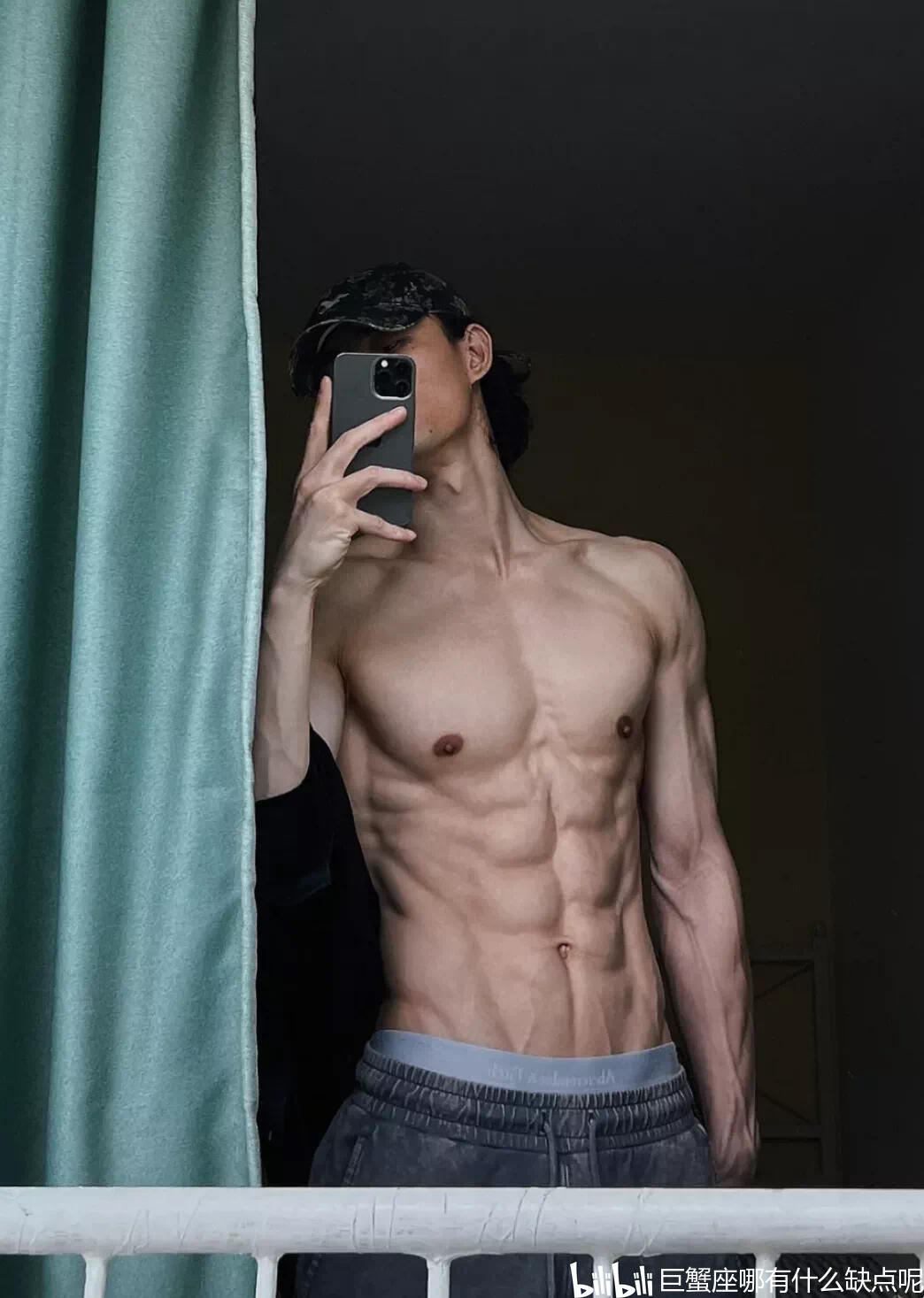 肌肉男模在橱窗里的诱惑 - 哔哩哔哩