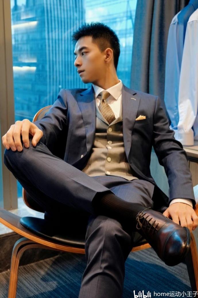 正装肌肉高颜值，这位小哥谁能不爱？ - 哔哩哔哩