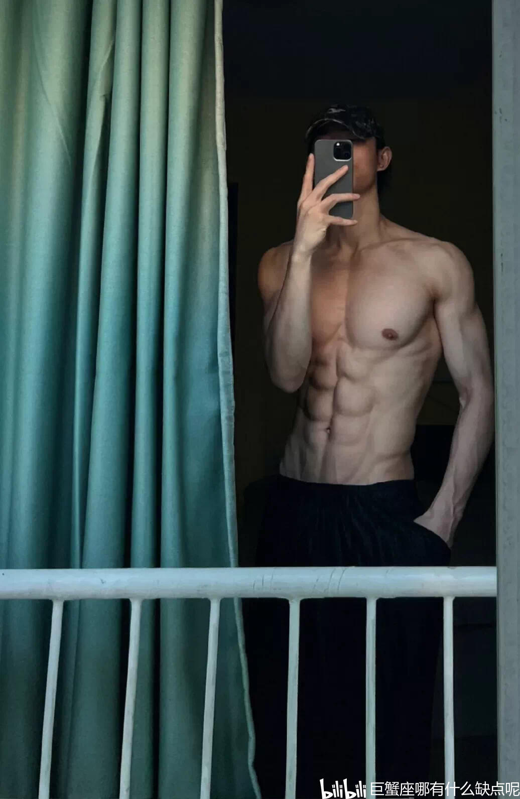 肌肉男模在橱窗里的诱惑 - 哔哩哔哩