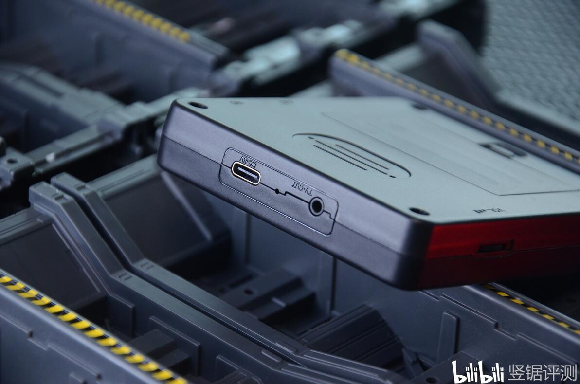 霸王小子“FC520掌机”评测：3英寸屏设计，可玩数百款游戏 - 哔哩哔哩