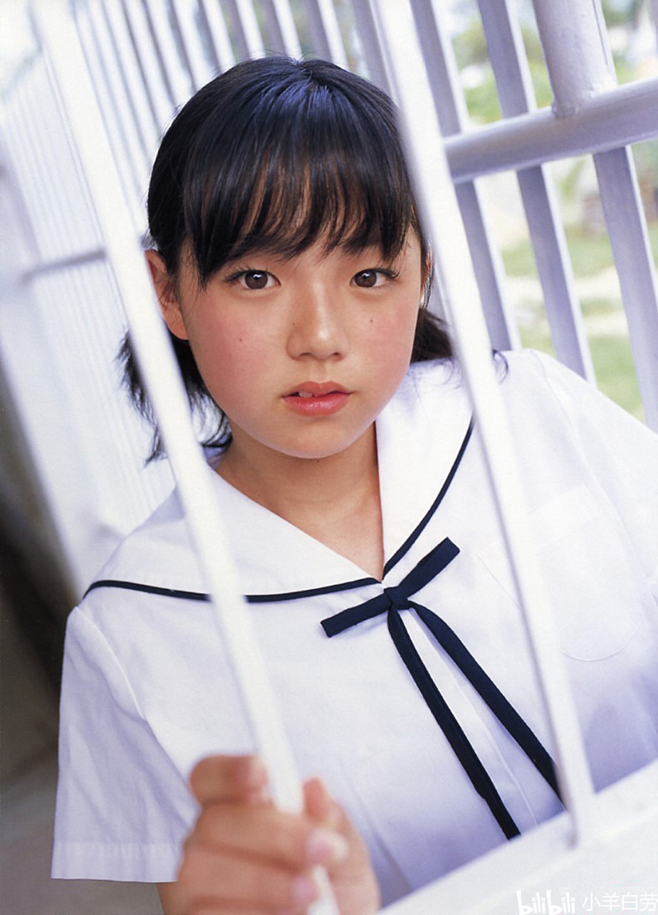 2006年7月盛夏,14岁的筱崎爱。摄影:毛利充裕 哔哩哔哩
