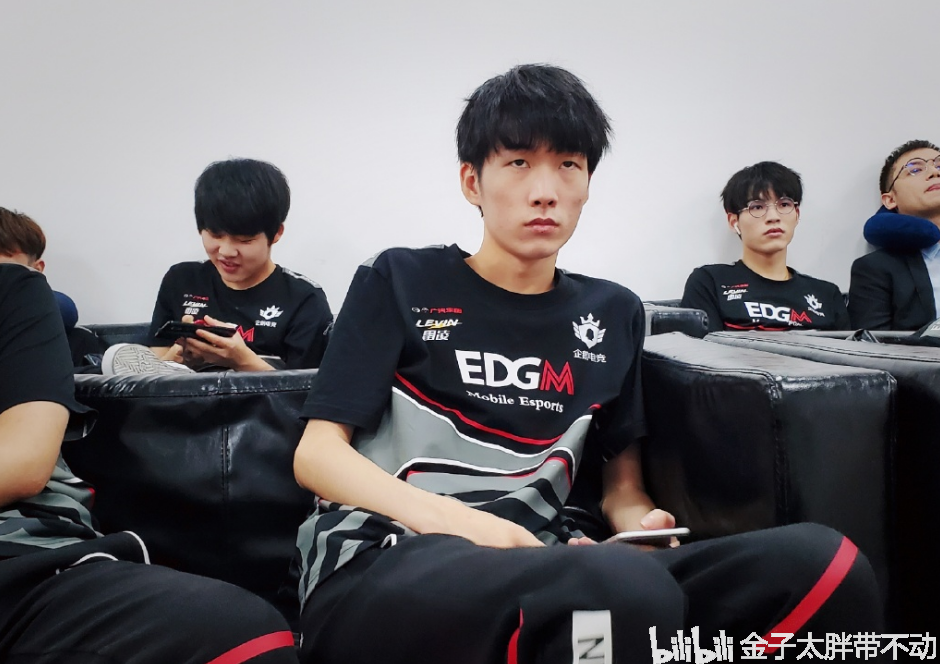 EDGM辅助位置进行轮换，小暖替换KOKO上场，KOKO或会长时间替补！ - 哔哩哔哩