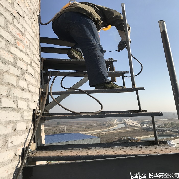 砖烟囱安装旋转梯 混凝土烟筒爬梯平台维修加固刷油漆 哔哩哔哩