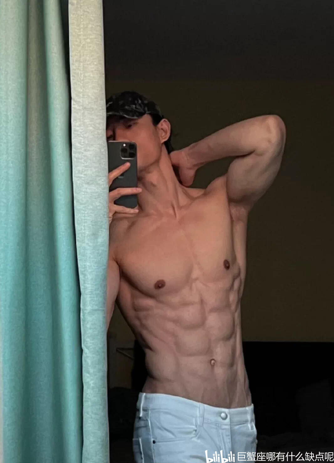 肌肉男模在橱窗里的诱惑 - 哔哩哔哩