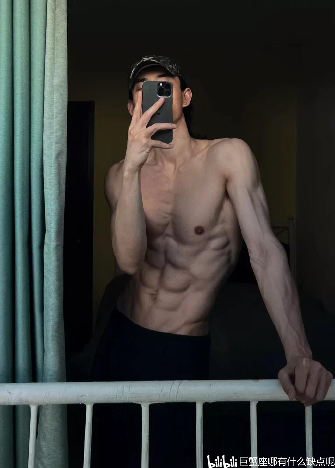 肌肉男模在橱窗里的诱惑 - 哔哩哔哩