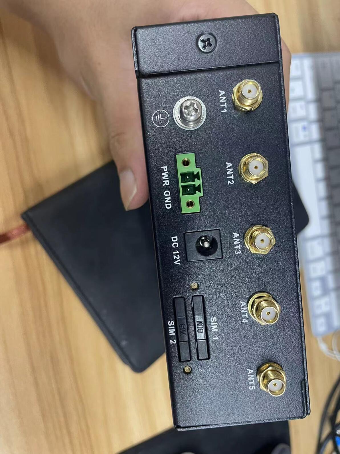 双卡双待,永不断网 - SR700工业级4G路由器体验 - 哔哩哔哩