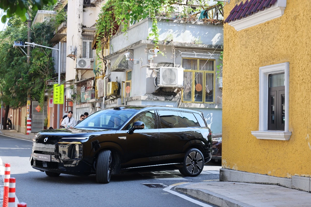 腾势N8L登场，陈小春应采儿一家四口喜提超豪华移动大平层！ - 哔哩哔哩