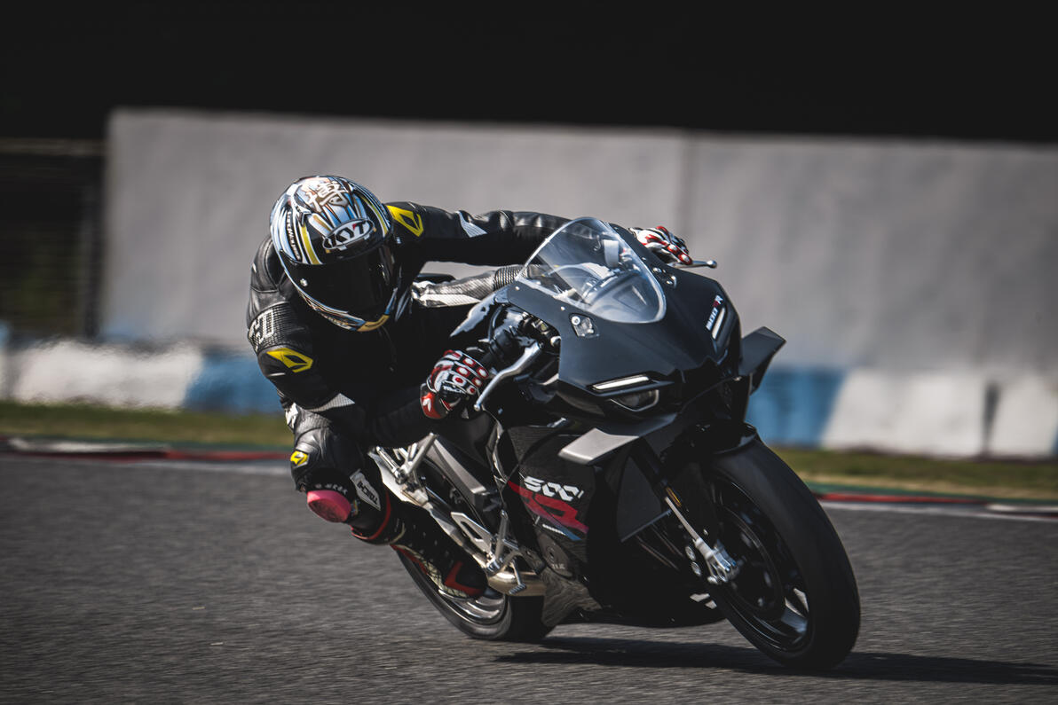 壁纸量贩式丨500RR:赛道来袭！ - 哔哩哔哩