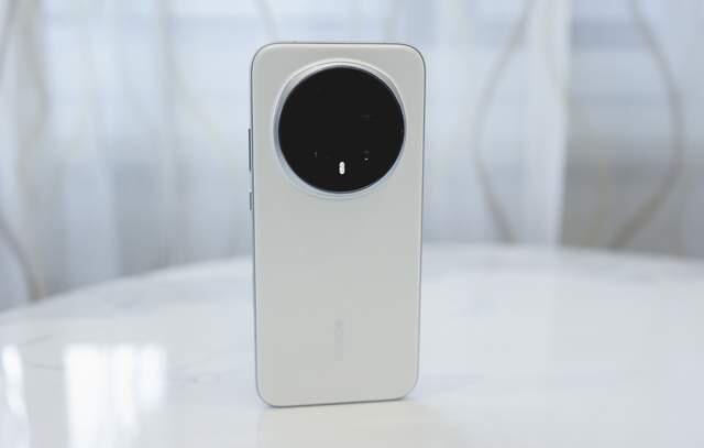 荣耀Magic8 Pro全面评测，AI手机创新带来极致科技体验 - 哔哩哔哩