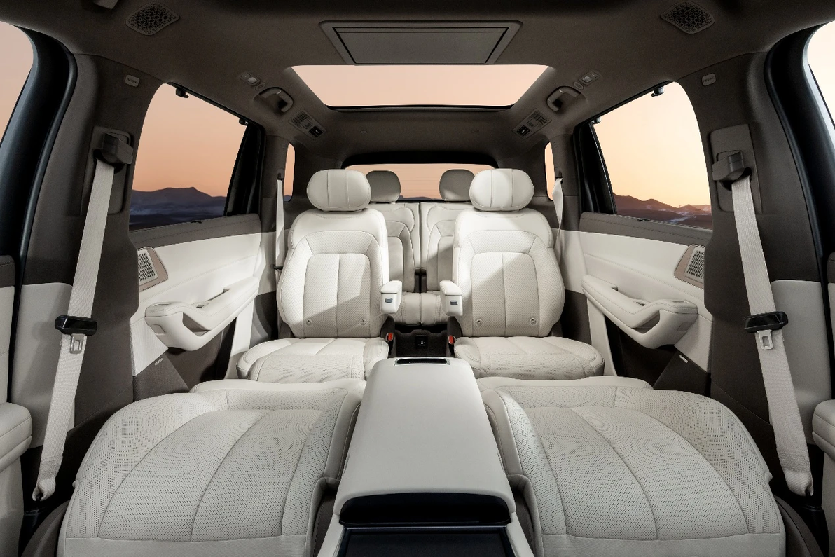 腾势N8L登场，陈小春应采儿一家四口喜提超豪华移动大平层！ - 哔哩哔哩