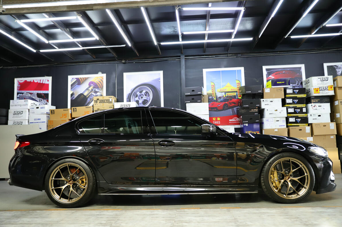 宝马M5与日本BBS RI-D轮毂的完美融合——一次成功的改装历程 - 哔哩哔哩