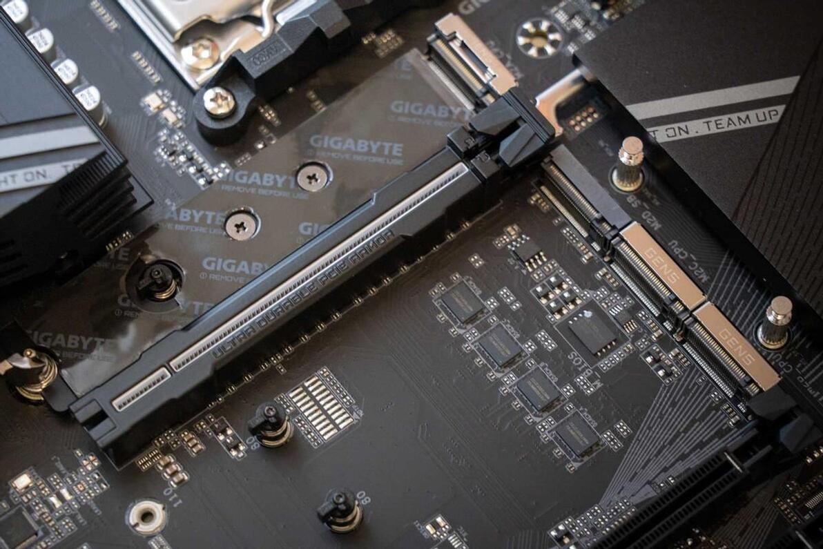 技嘉小雕X870 AORUS ELITE WIFI7评测：搭配9800X3D打游戏绝了 - 哔哩哔哩