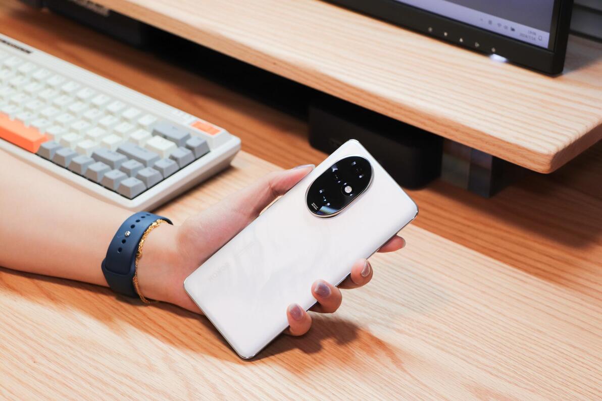 不吹不黑，荣耀200Pro使用一个月，对比荣耀100Pro说说真实感受 - 哔哩哔哩