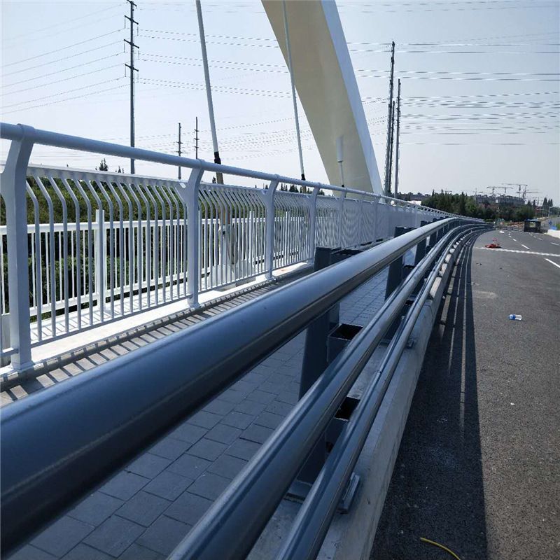 高架桥护栏确保路面交通的安全进行 - 哔哩哔哩
