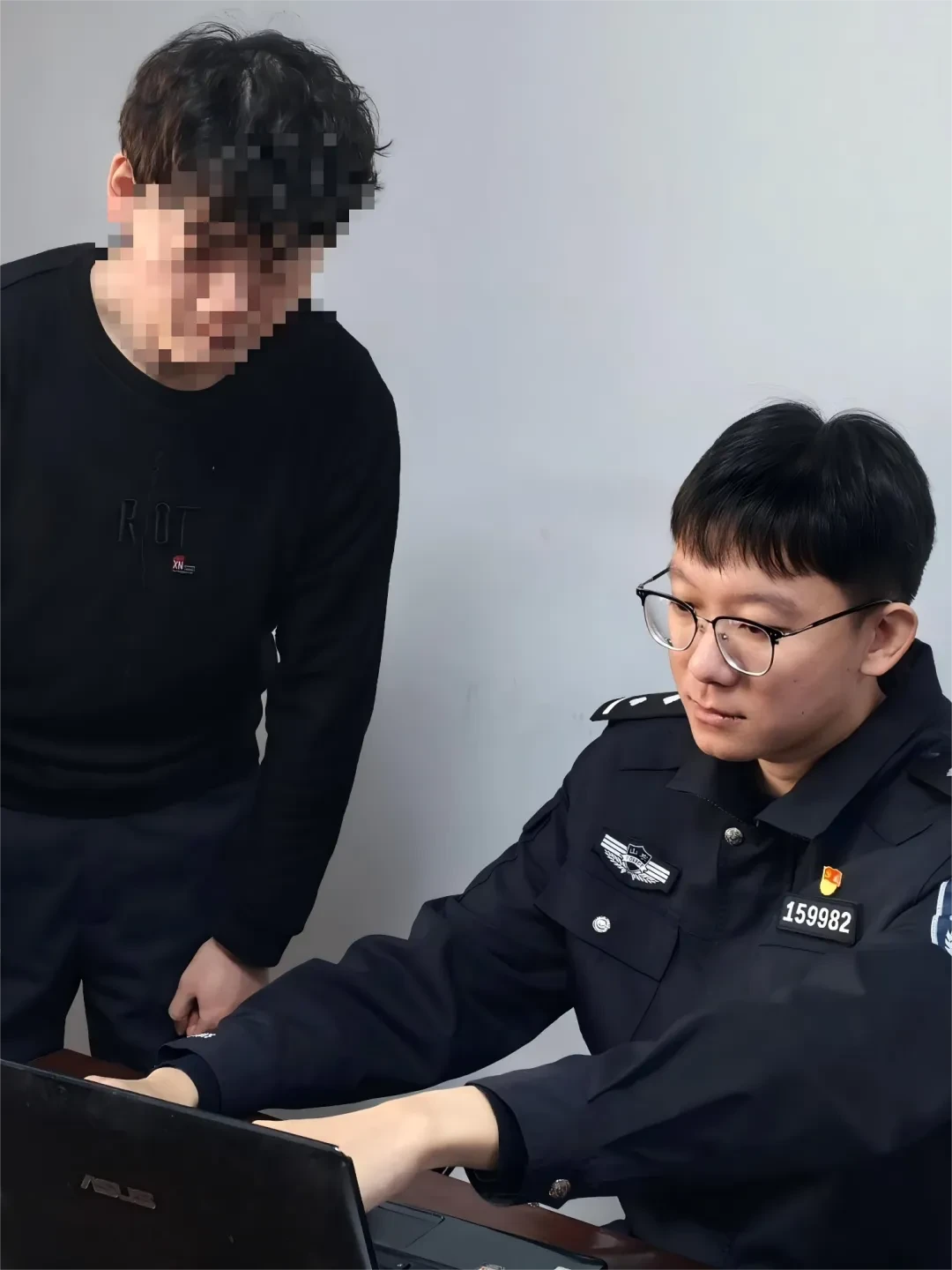 网站未按规定审核，导致违法信息传播，网警依法处罚 - 哔哩哔哩