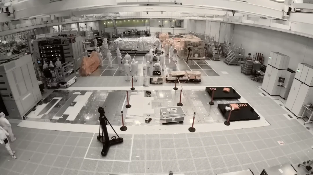 英特尔展示高数值孔径High-NA EUV 光刻机交付过程 - 哔哩哔哩