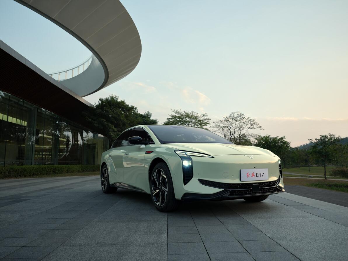“新鲜感”不止最高续航820km！红旗EH7起售价22.98万元 - 哔哩哔哩