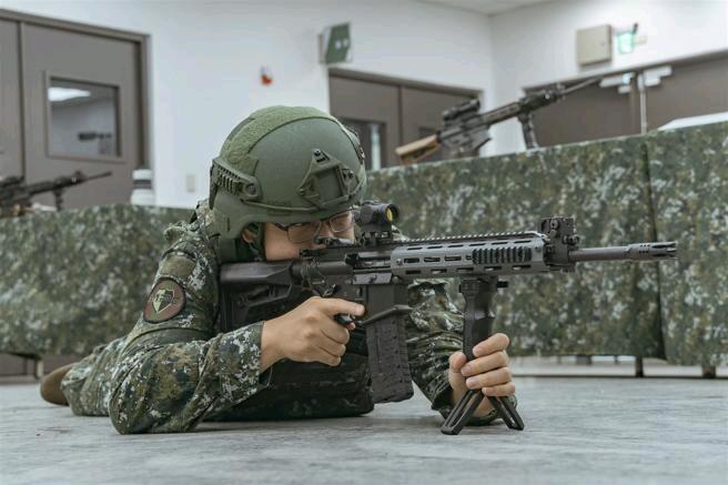 中国台湾T112式5.56公厘战斗步枪及其配件简介 - 哔哩哔哩