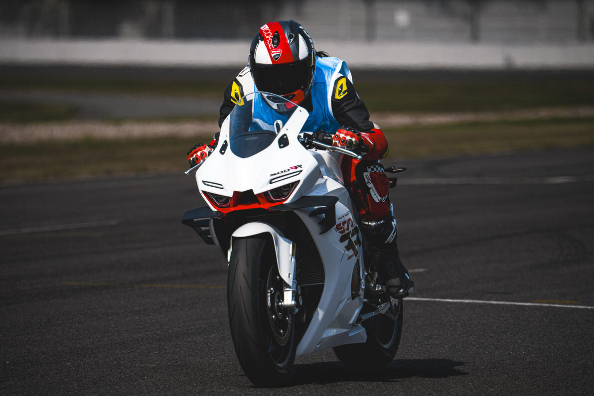 壁纸量贩式丨500RR:赛道来袭！ - 哔哩哔哩