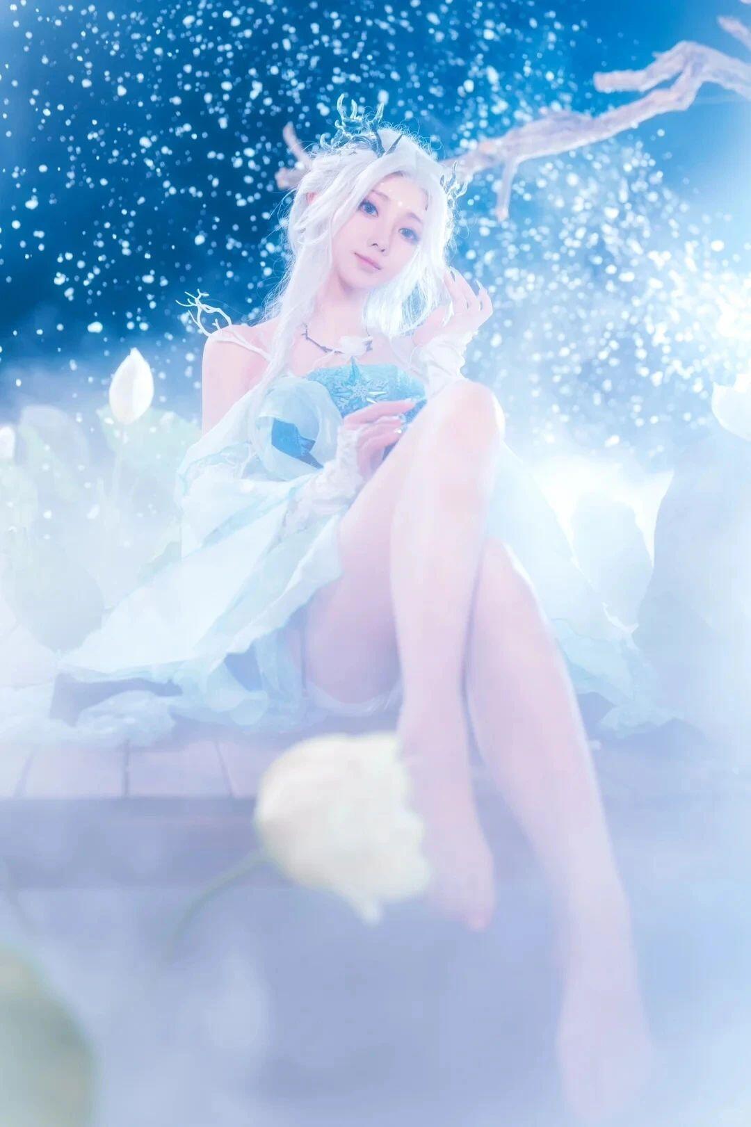 走路摇ZLY cos写真合集 季莹莹冬神 - 哔哩哔哩