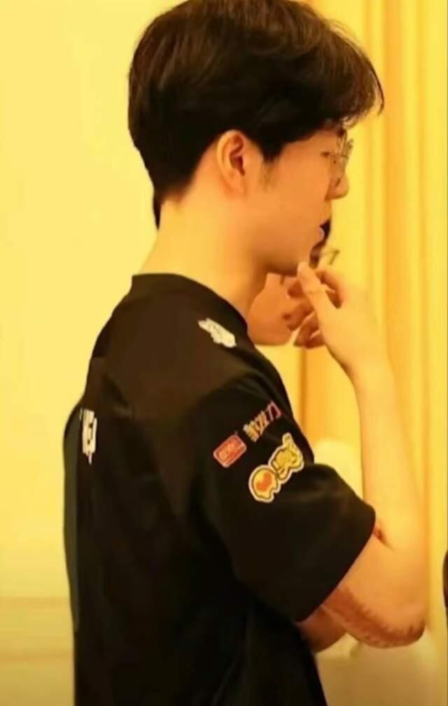 LOL未解之谜：TheShy手伤是谁造成的？一条长达20厘米的大伤疤 - 哔哩哔哩