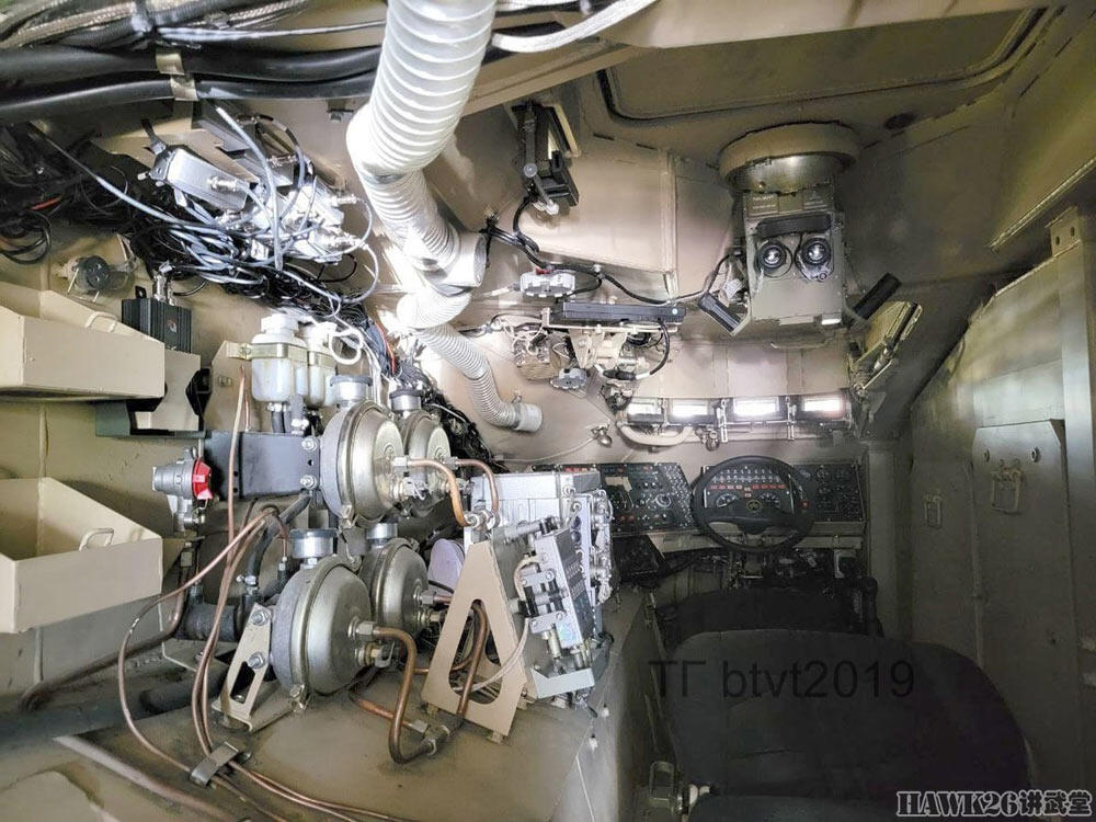 钻进俄罗斯BTR-22步兵战车 配备两套格栅装甲 设计细节并不完善 - 哔哩哔哩