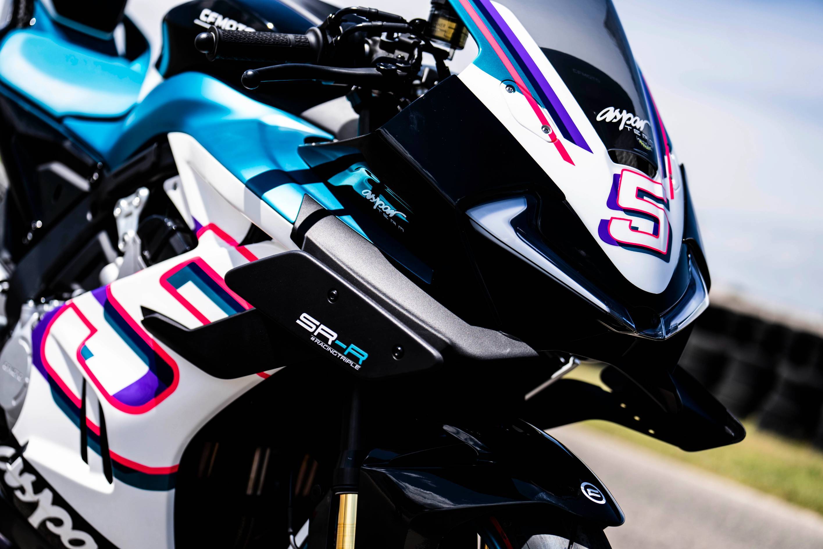 春风 675SR-R ASPAR 赛道版曝光，够不够弥补500SR的遗憾? - 哔哩哔哩