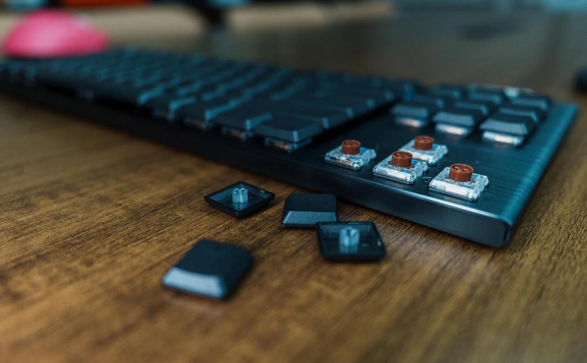 颜值性能不可兼得？罗技G 915X打破轻薄键盘传统！ - 哔哩哔哩