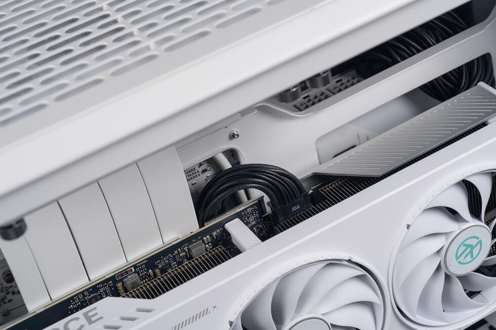 TT TR100 Mini+七彩虹 CVN B850I +ASUS TX 天选 RTX 5070 OC 装机分享！ - 哔哩哔哩