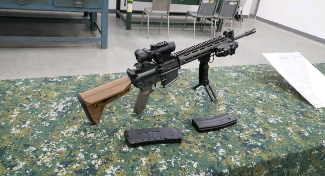 中国台湾T112式5.56公厘战斗步枪及其配件简介 - 哔哩哔哩