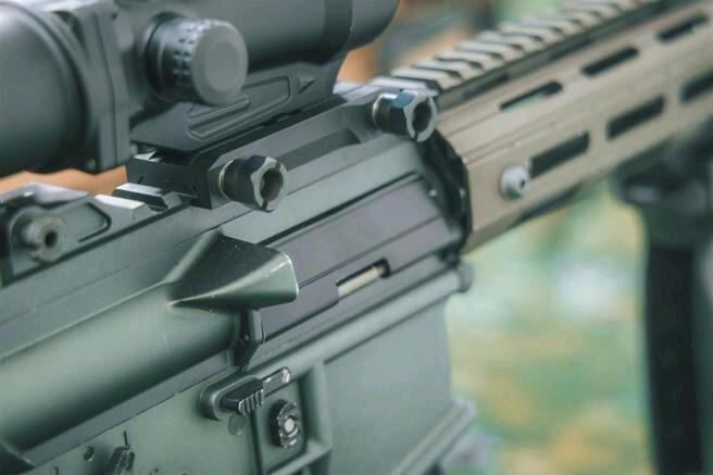 中国台湾T112式5.56公厘战斗步枪及其配件简介 - 哔哩哔哩