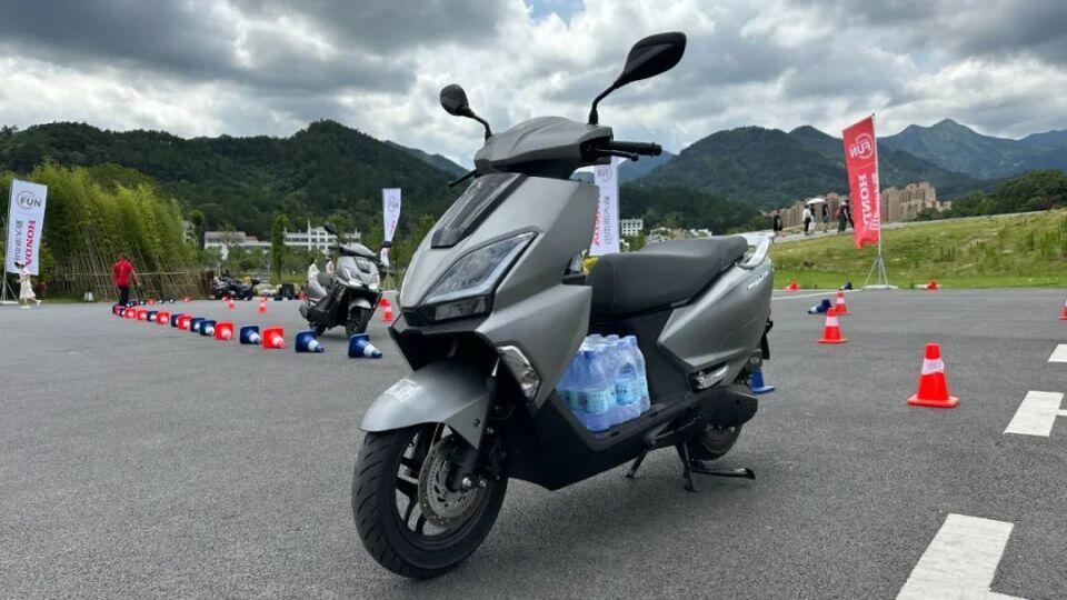 小踏板当中的SUV，新大洲本田NS125GU上市，售价仅8880元起，空间大很挺能装 - 哔哩哔哩