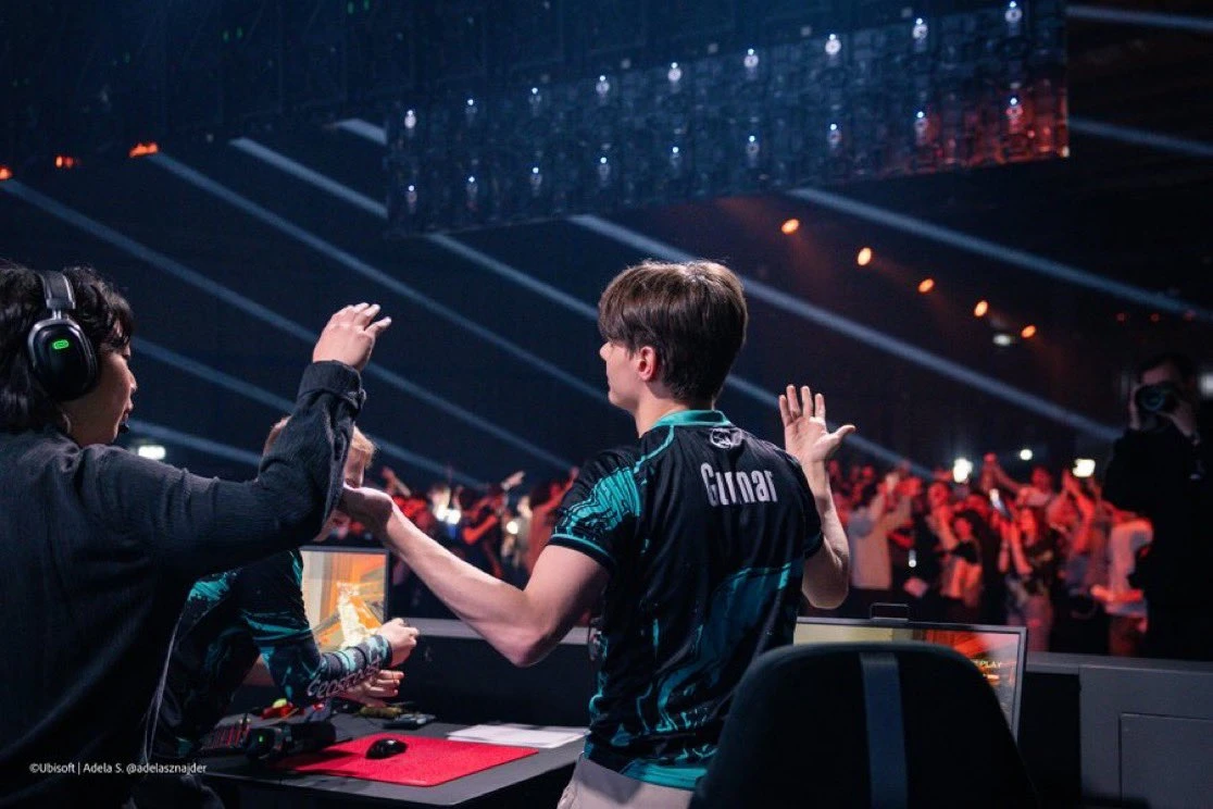 【中文熟肉】SiegeGG 采访 M80 | 国际邀请赛 2025 - 哔哩哔哩