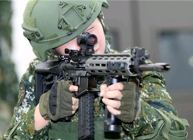 中国台湾T112式5.56公厘战斗步枪及其配件简介 - 哔哩哔哩