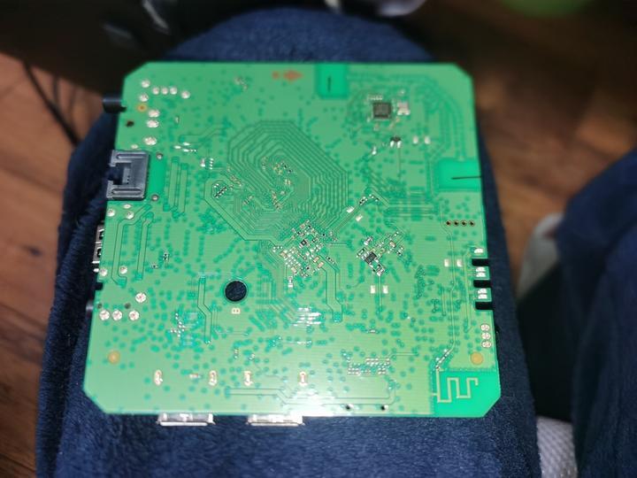 【图拉丁】海信IP501H基础型IPTV网络机顶盒拆解（国科微6323） - 哔哩哔哩