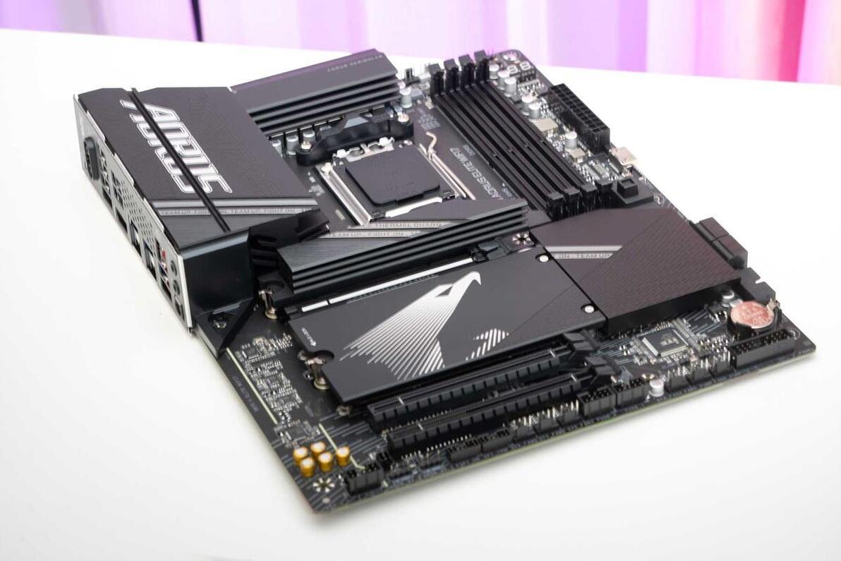 技嘉小雕X870 AORUS ELITE WIFI7评测：搭配9800X3D打游戏绝了 - 哔哩哔哩