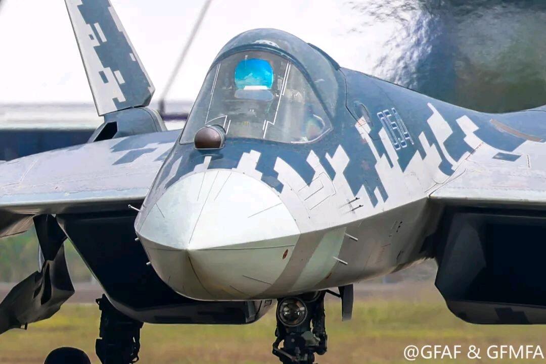 航展美图与单机讲解：SU57 - 哔哩哔哩