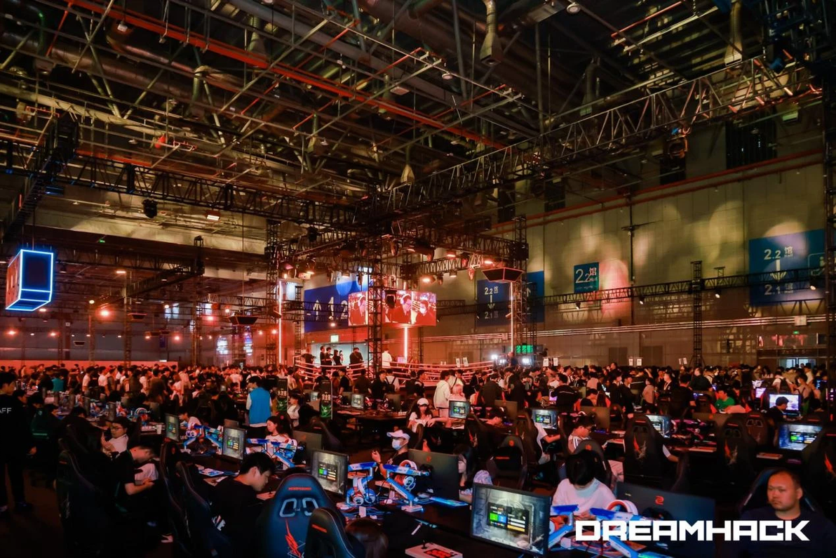 八位堂亮相2025 DreamHack，发布新品全按键专业街机控制器天刃星 - 哔哩哔哩